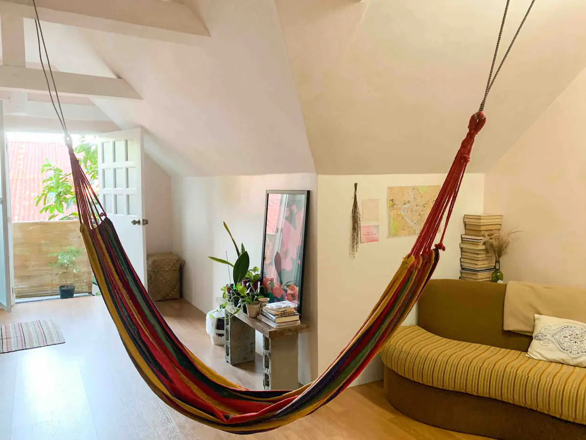 Solo travel and private room stays on Airbnb gain momentum in the ...